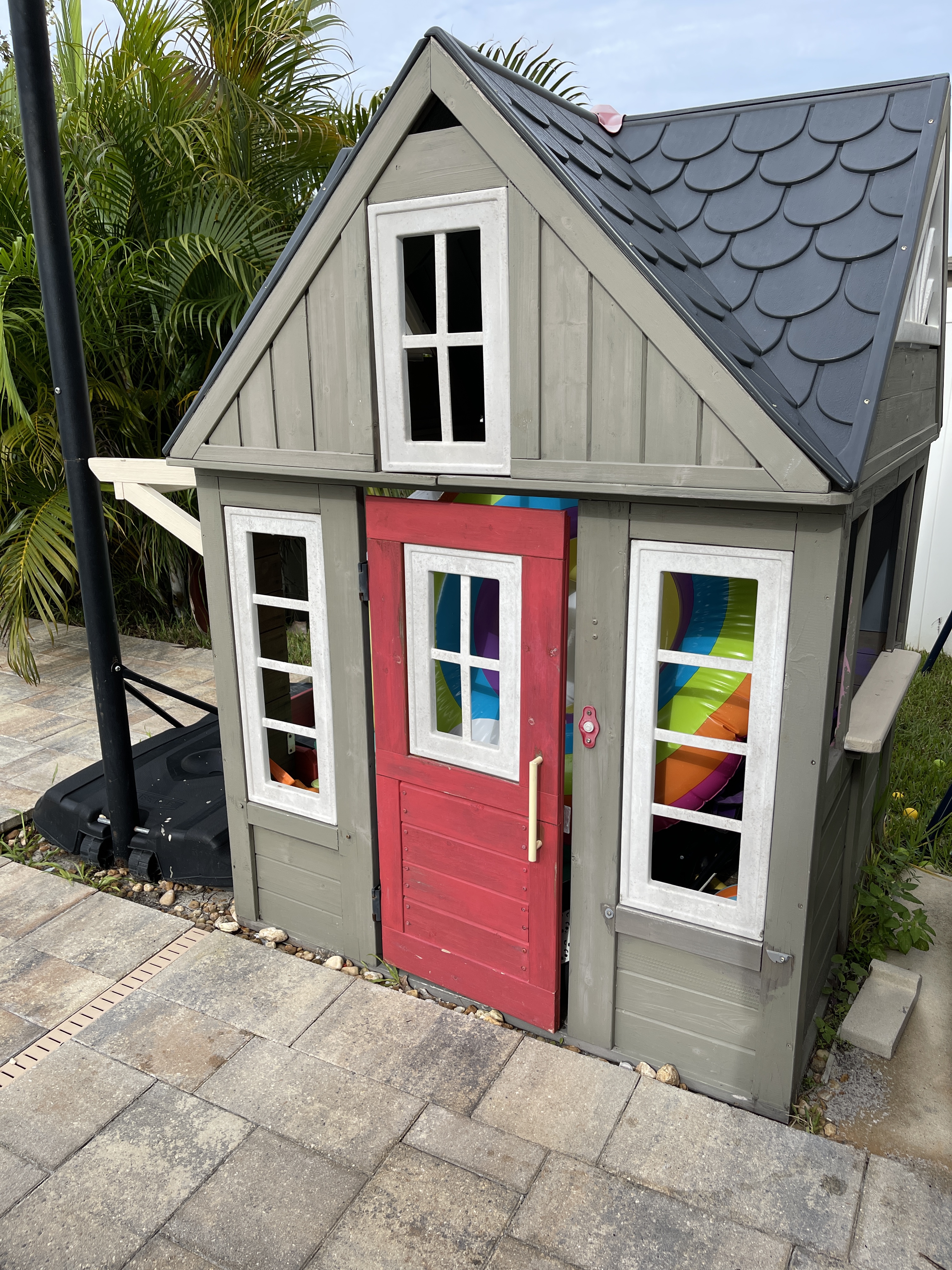 Beach Hut Playhouse Makeover – Emelia Simoneau