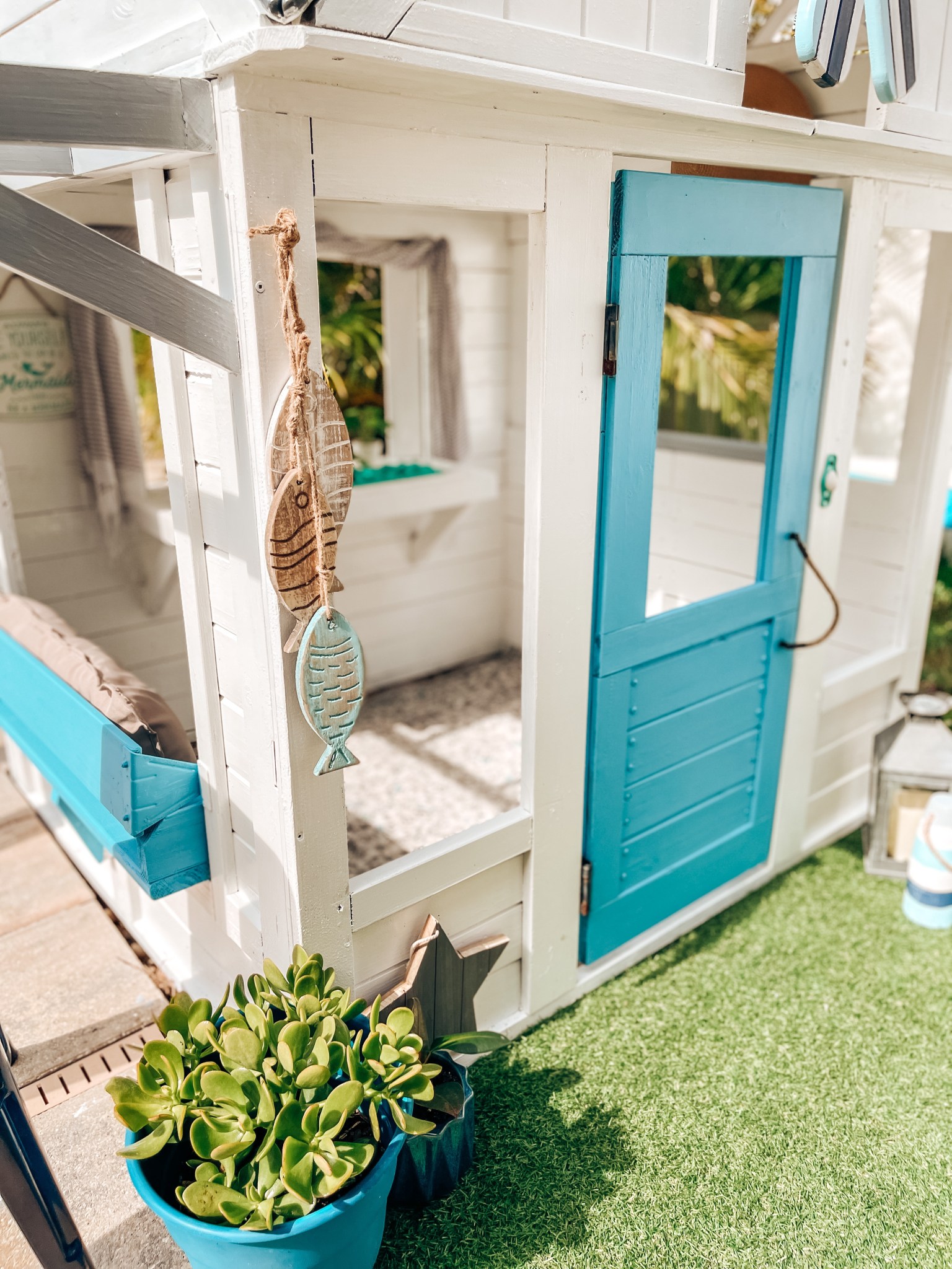 Beach Hut Playhouse Makeover – Emelia Simoneau